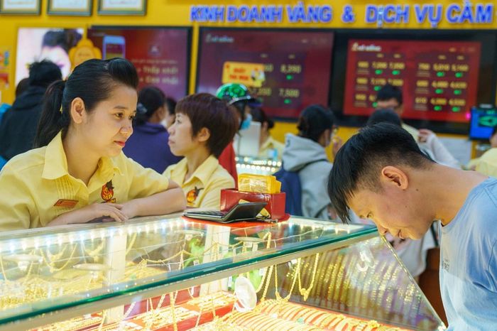 Giá vàng hôm nay 25/12/2024 tăng yếu ớt, không thể kéo vàng SJC và nhẫn ...